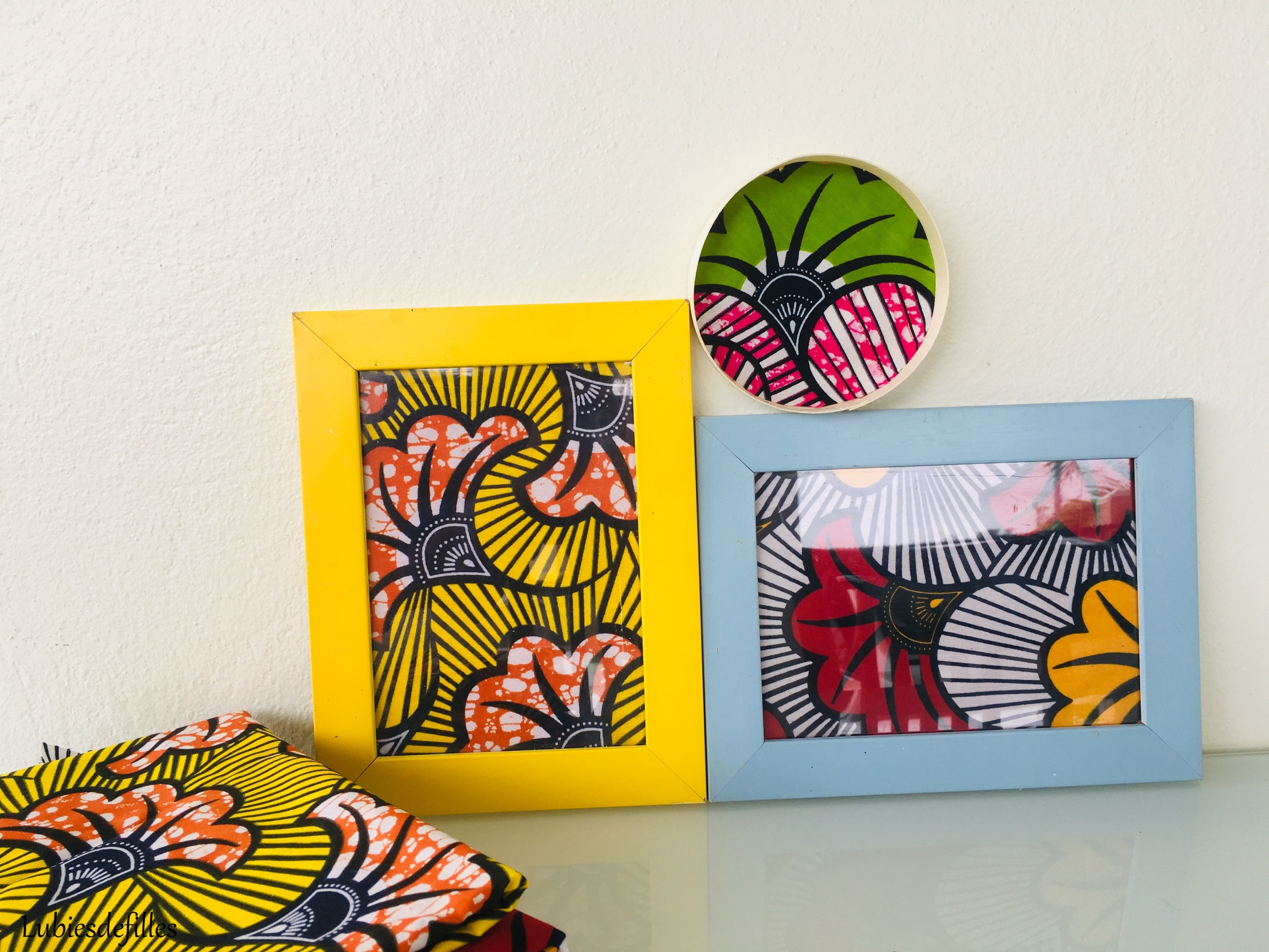 Un mur de cadres en wax (avec cadres photos et boîte de fromage) |DIY|